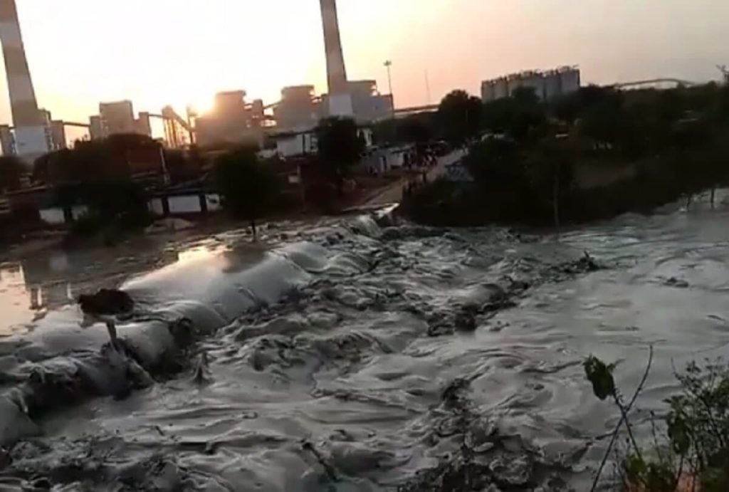 Part of Ash Dam of Power Plant Breaks in Singrauli, Debris Spread ...